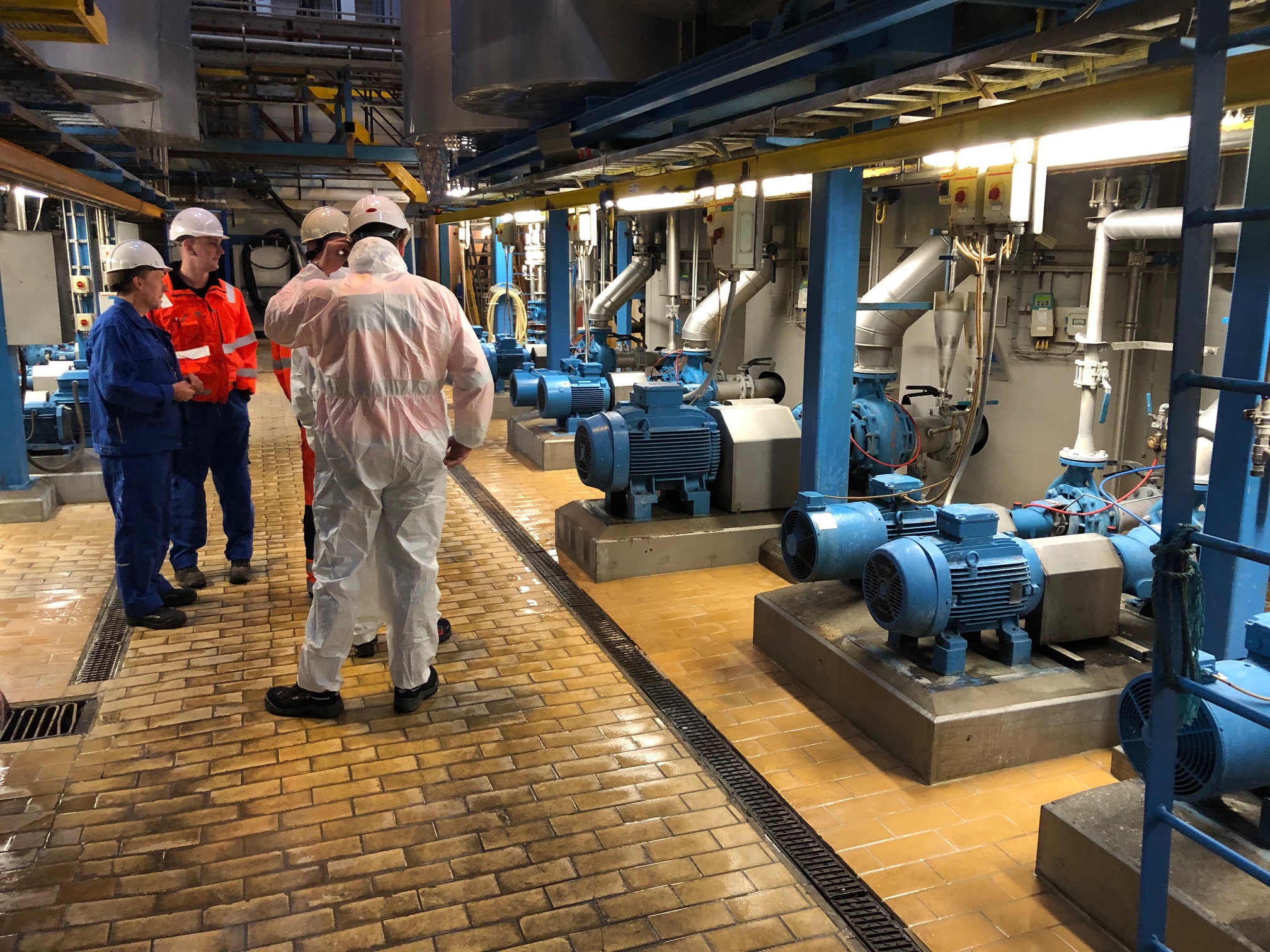 Uddannelseskurser for fabrikkernes ansatte i betjening af udstyr i ...